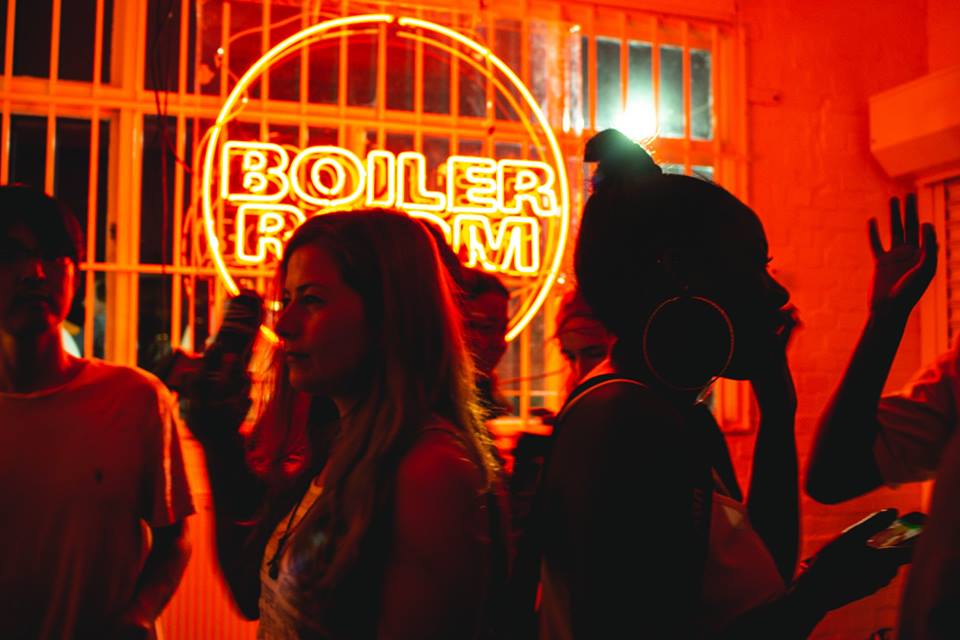 DJブースの周り360°がフロア!! ボイラールームで配信されている人気セット | block.fm