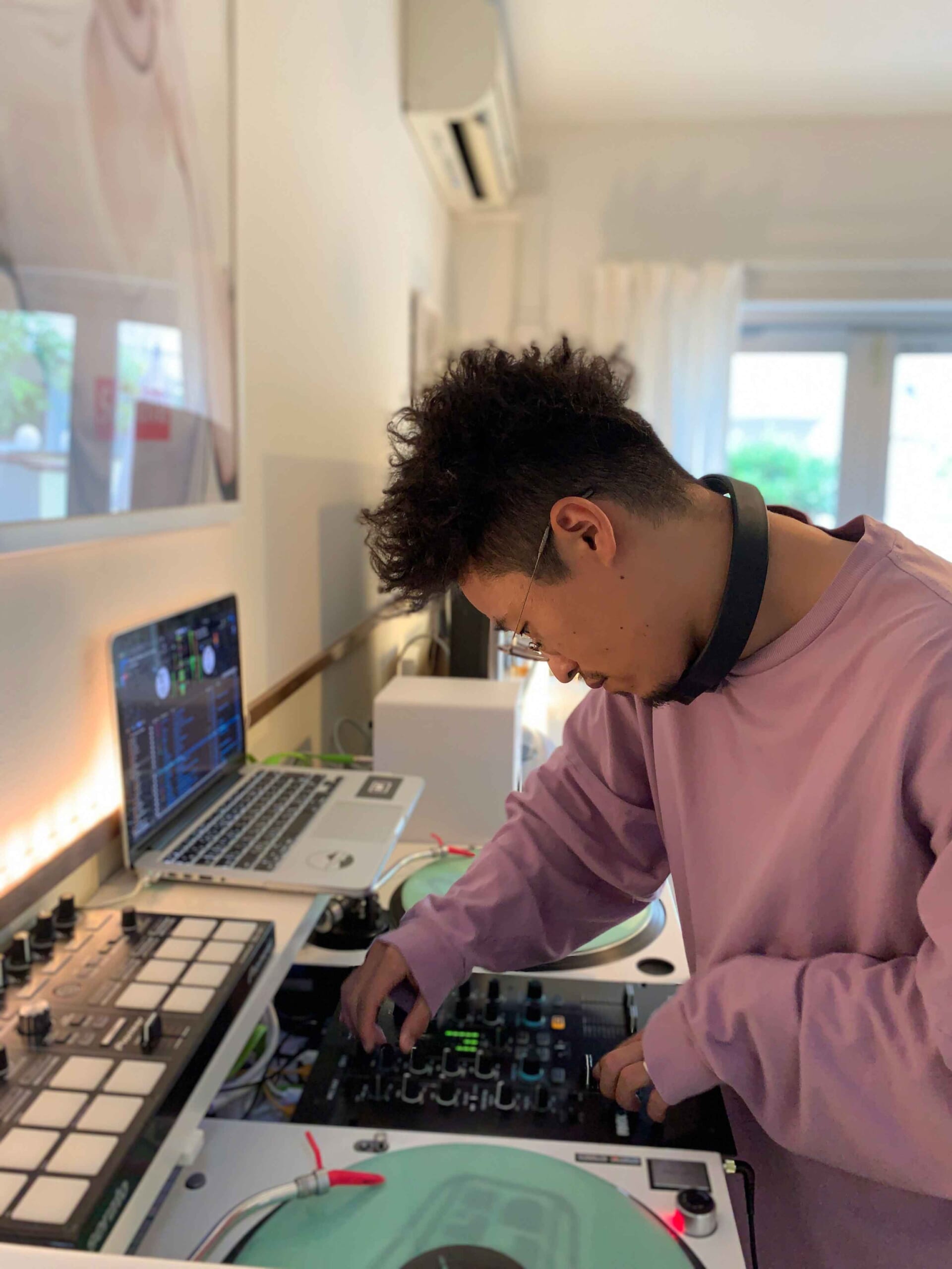 レーベル【Chilly Source】DJ KROとDJ AKITOに“Chillな音の源”を探るインタビュー | block.fm
