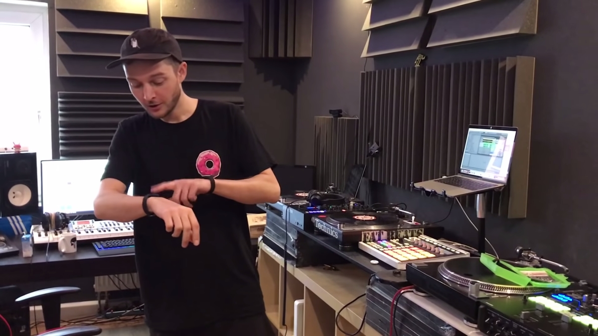 ダンスしながら楽器を演奏!? リストバンド型の新たな楽器MICTICに注目 | block.fm