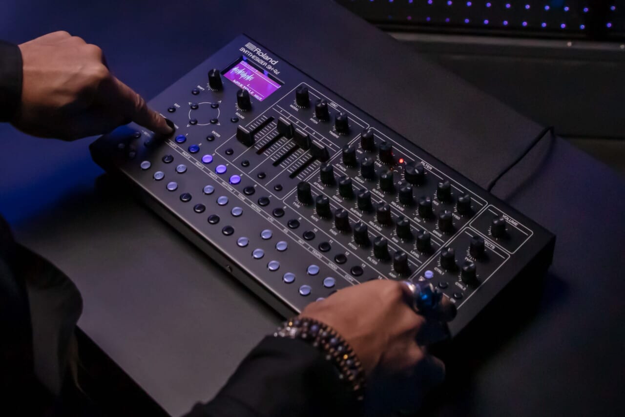 Rolandが最新デスクトップシンセ『SH-4d』発表! 多彩なサウンドを一台で作成可能 | block.fm