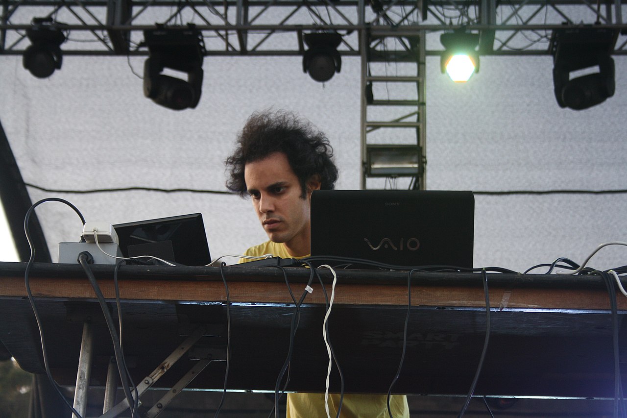 Four Tet、最新アルバム『Three』リリース発表とあわせて先行曲「Daydream Repeat」を公開！ | block.fm